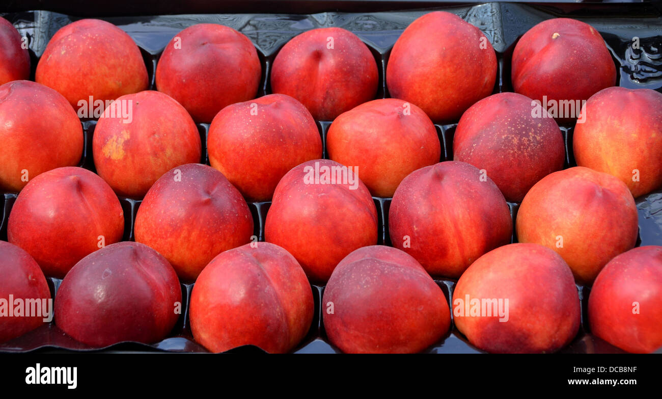 Nectarines at the market in Antwerp Stock Photo - Alamy