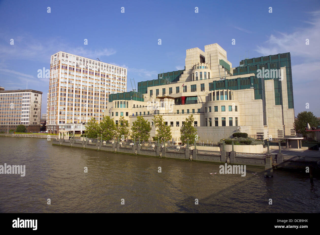 London mi6 building hi-res stock photography and images - Alamy