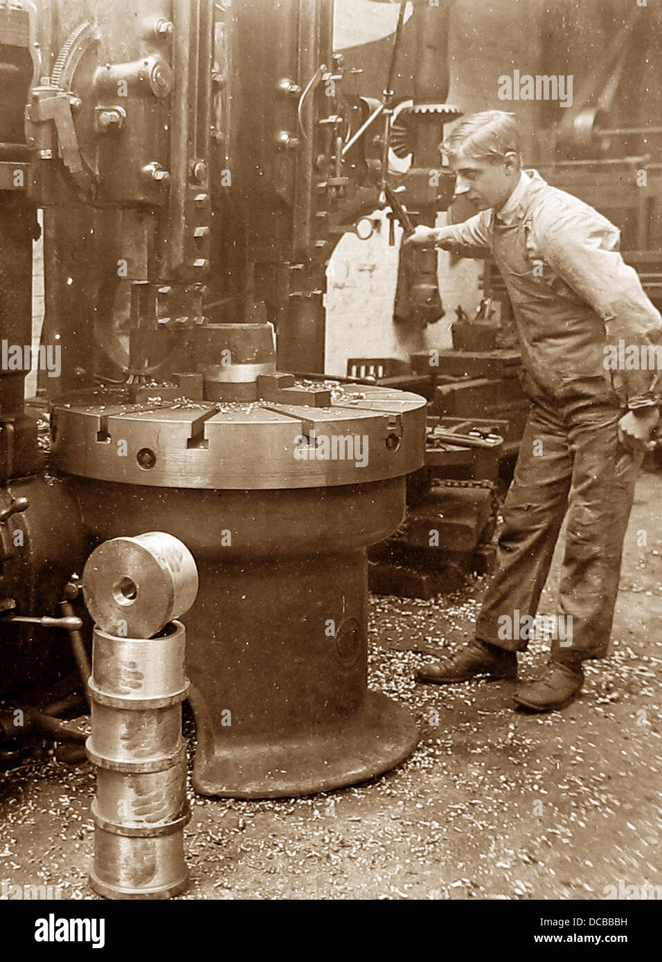 Munitions factory during ww1 hi-res stock photography and images - Alamy