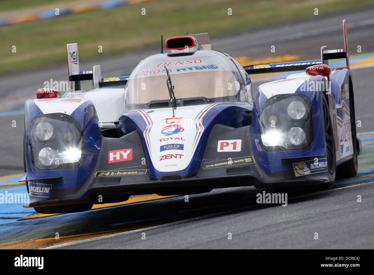 Toyota TS030 Hybrid flies over the kerbs at the Le Mans 24 Hours ...