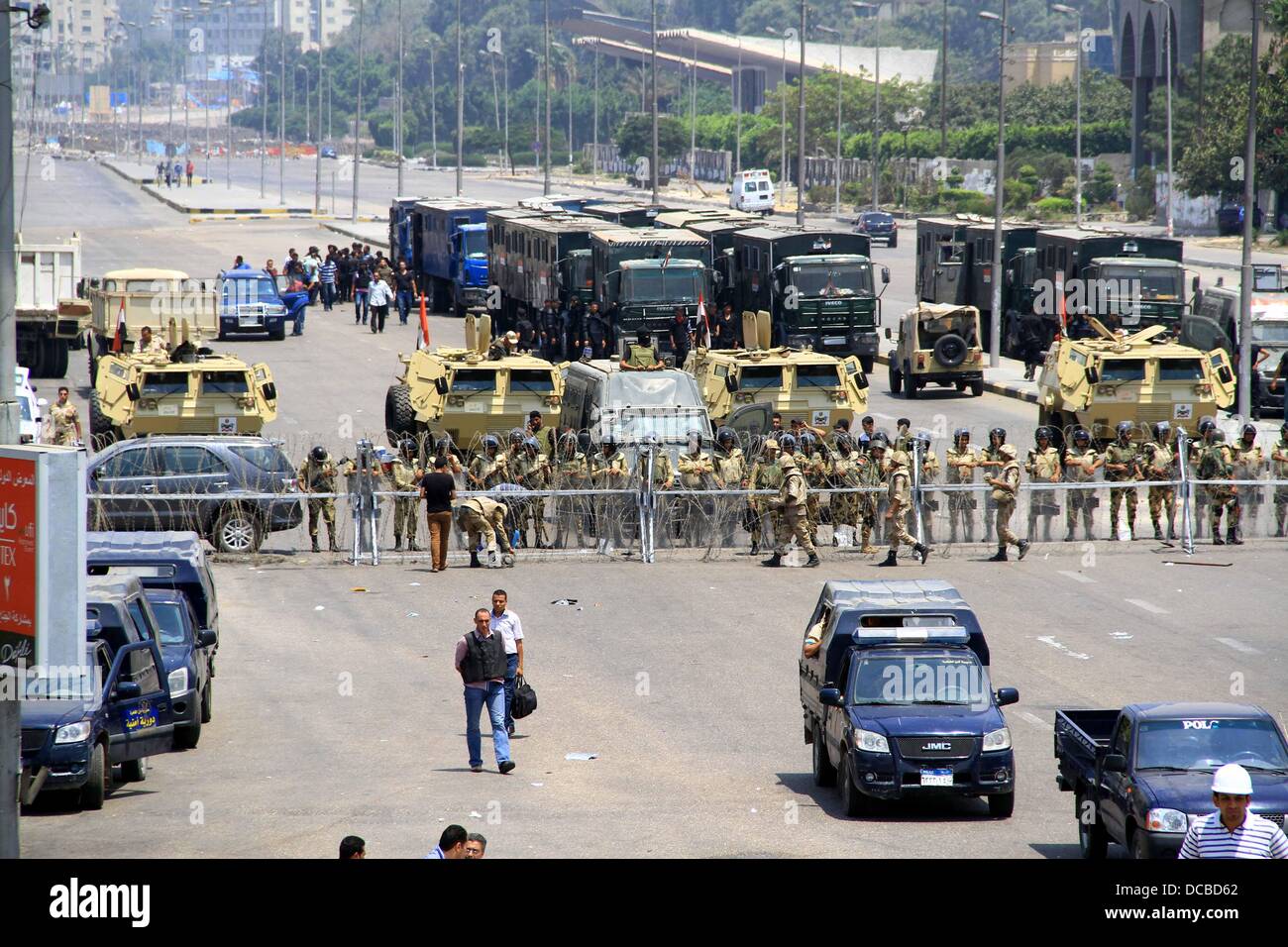 Cairo, Cairo, Egypt. 14th Aug, 2013. Egyptian riot police stand guard ...