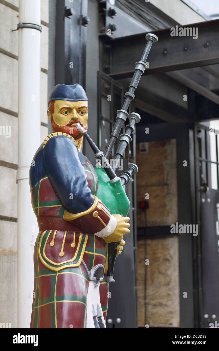 Bagpiper statue near the entrance to the building Stock Photo - Alamy