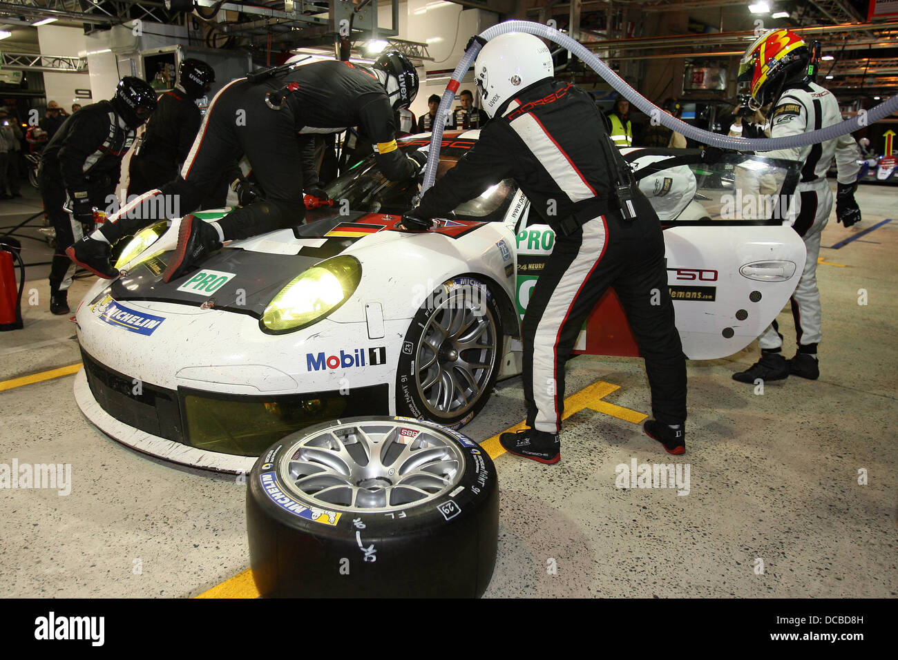 Porsche pit stop to change tyres at the 2013 Le Mans 24 Hours Stock ...