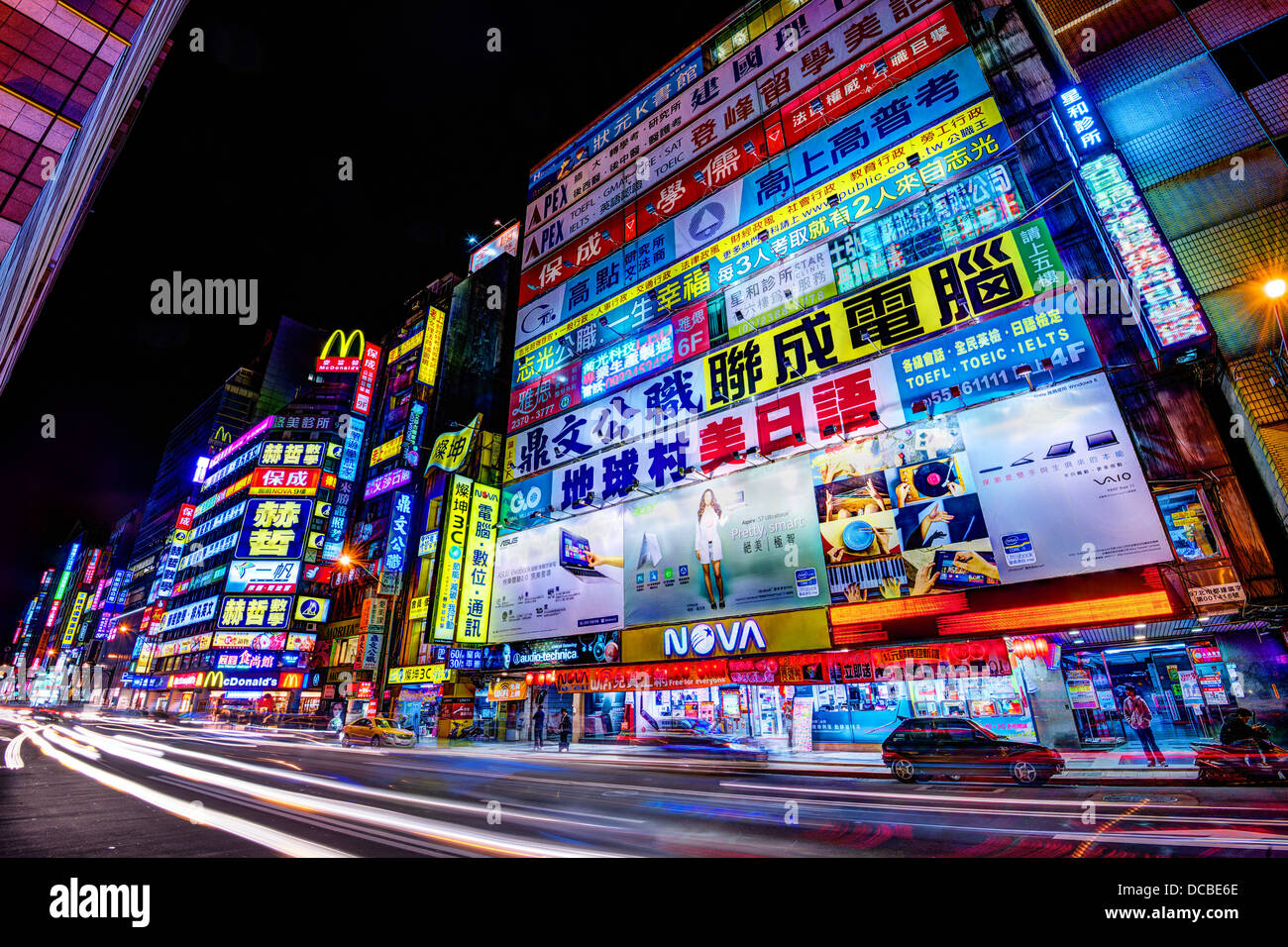Nightlife in Zhongzheng District of Taipei, Taiwan Stock Photo - Alamy