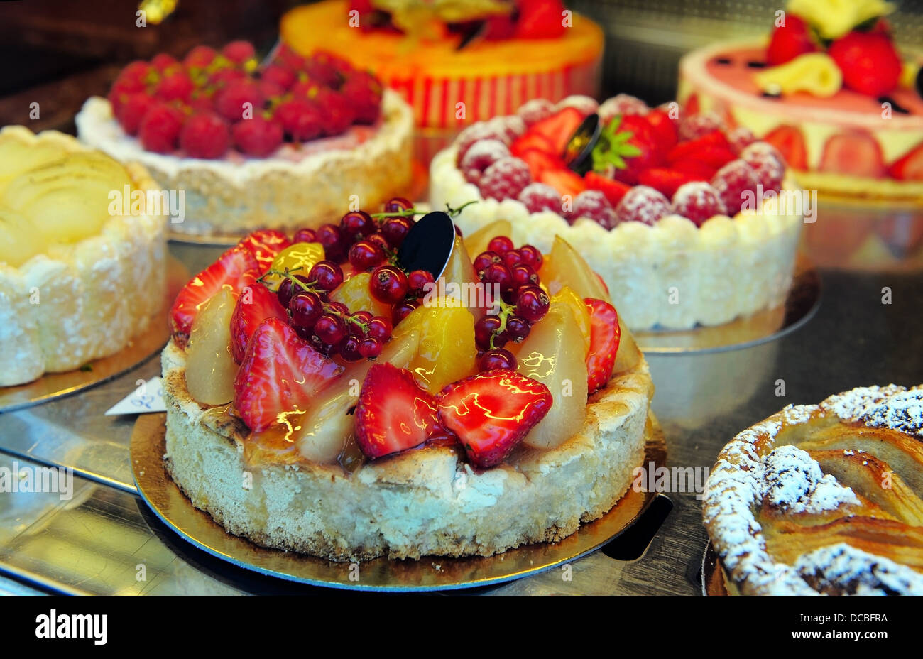 Bakery window bread cake hi-res stock photography and images - Alamy