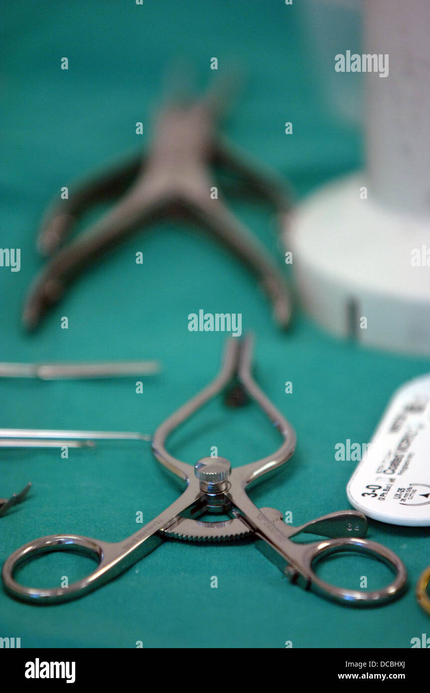 Operation instruments hi-res stock photography and images - Alamy