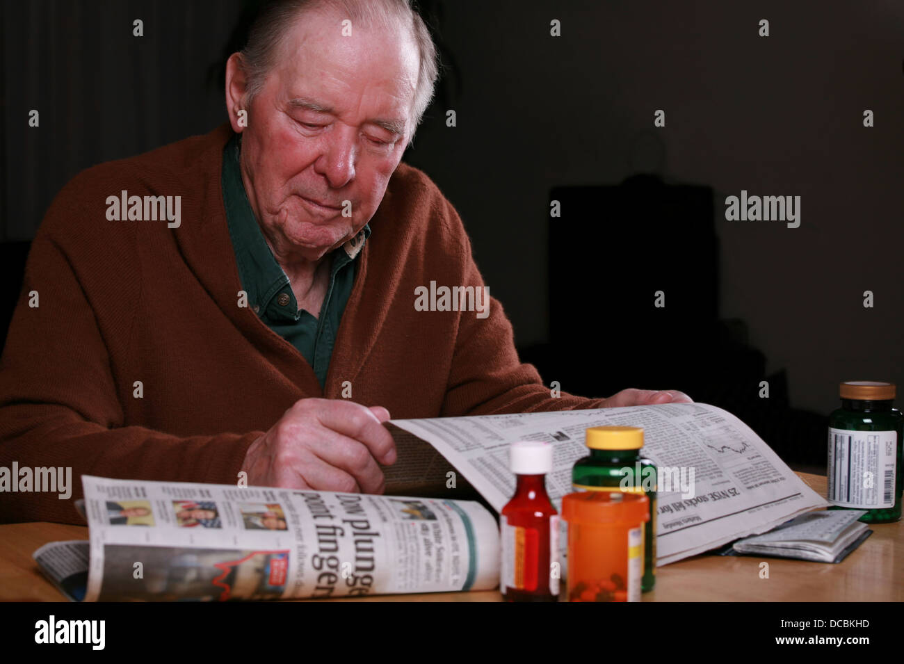 Reading news stock hi-res stock photography and images - Alamy