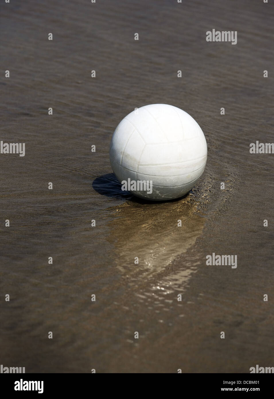 Pool beach ball hi-res stock photography and images - Alamy