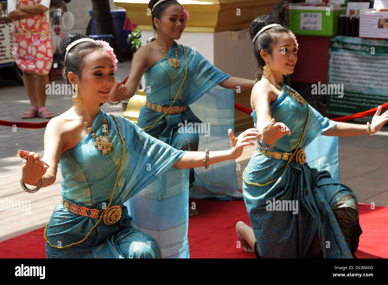 Thai traditional dancers performing Stock Photo - Alamy