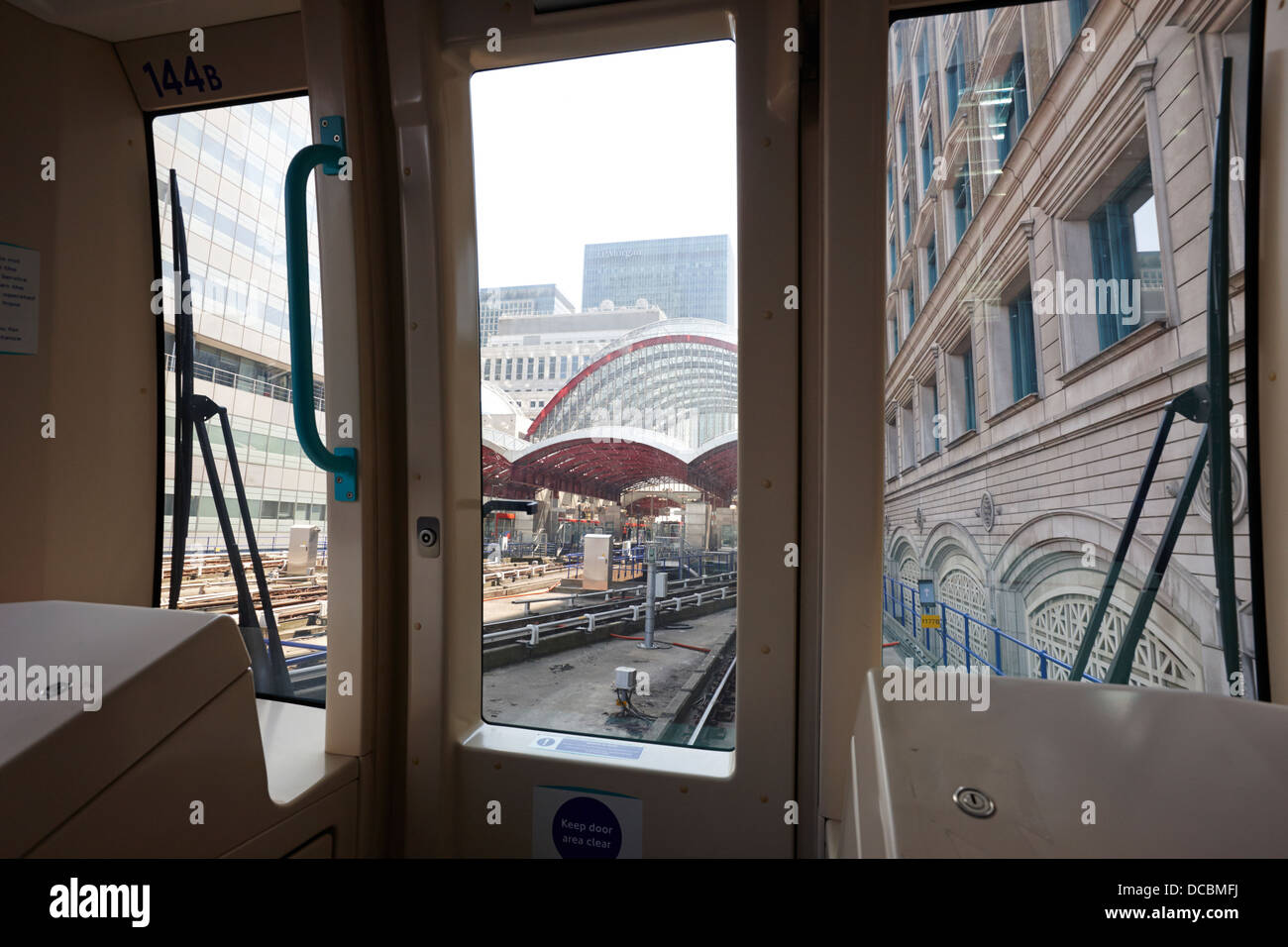Inside modern train station uk hi-res stock photography and images - Alamy