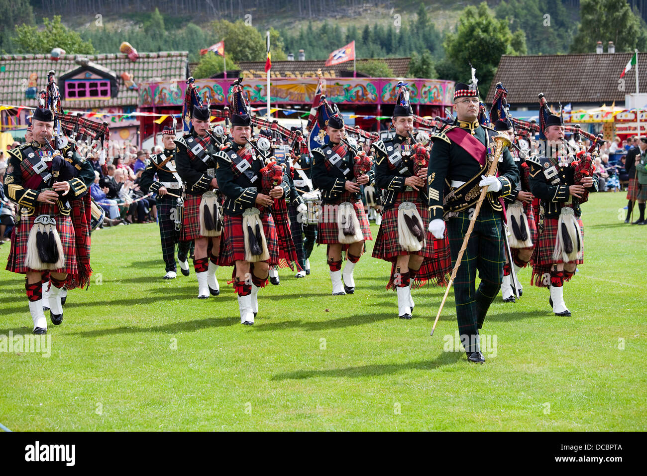 Highland pipe band hi-res stock photography and images - Alamy