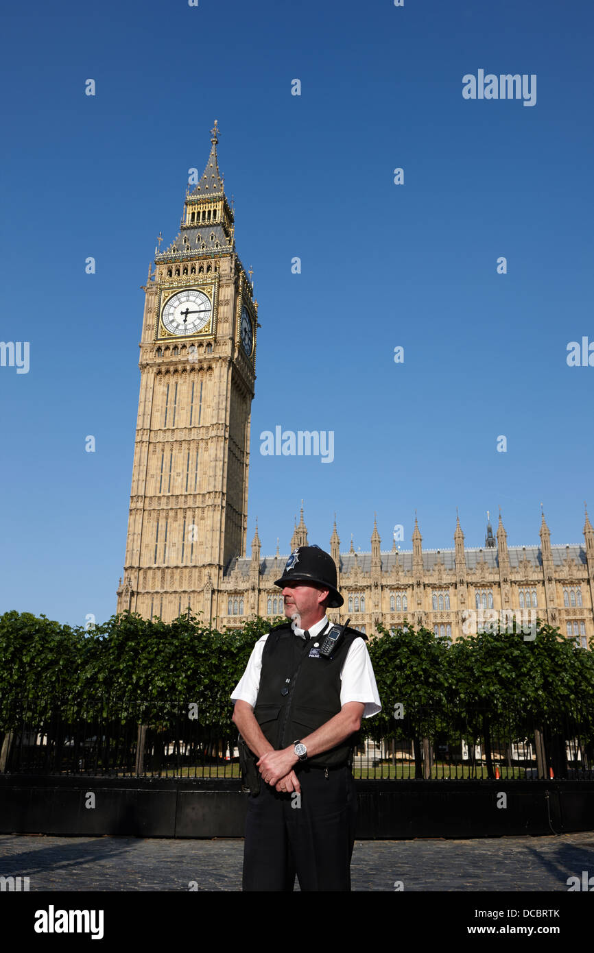 british metropolitan police office guarding the houses of parliament ...