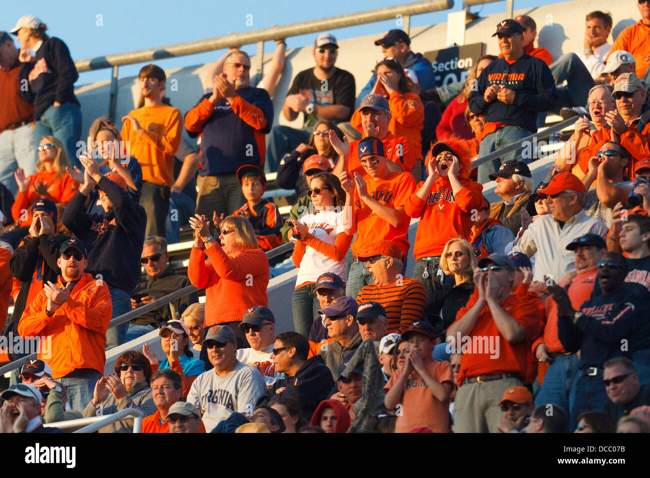 Sport fans cheering outside hi-res stock photography and images - Alamy