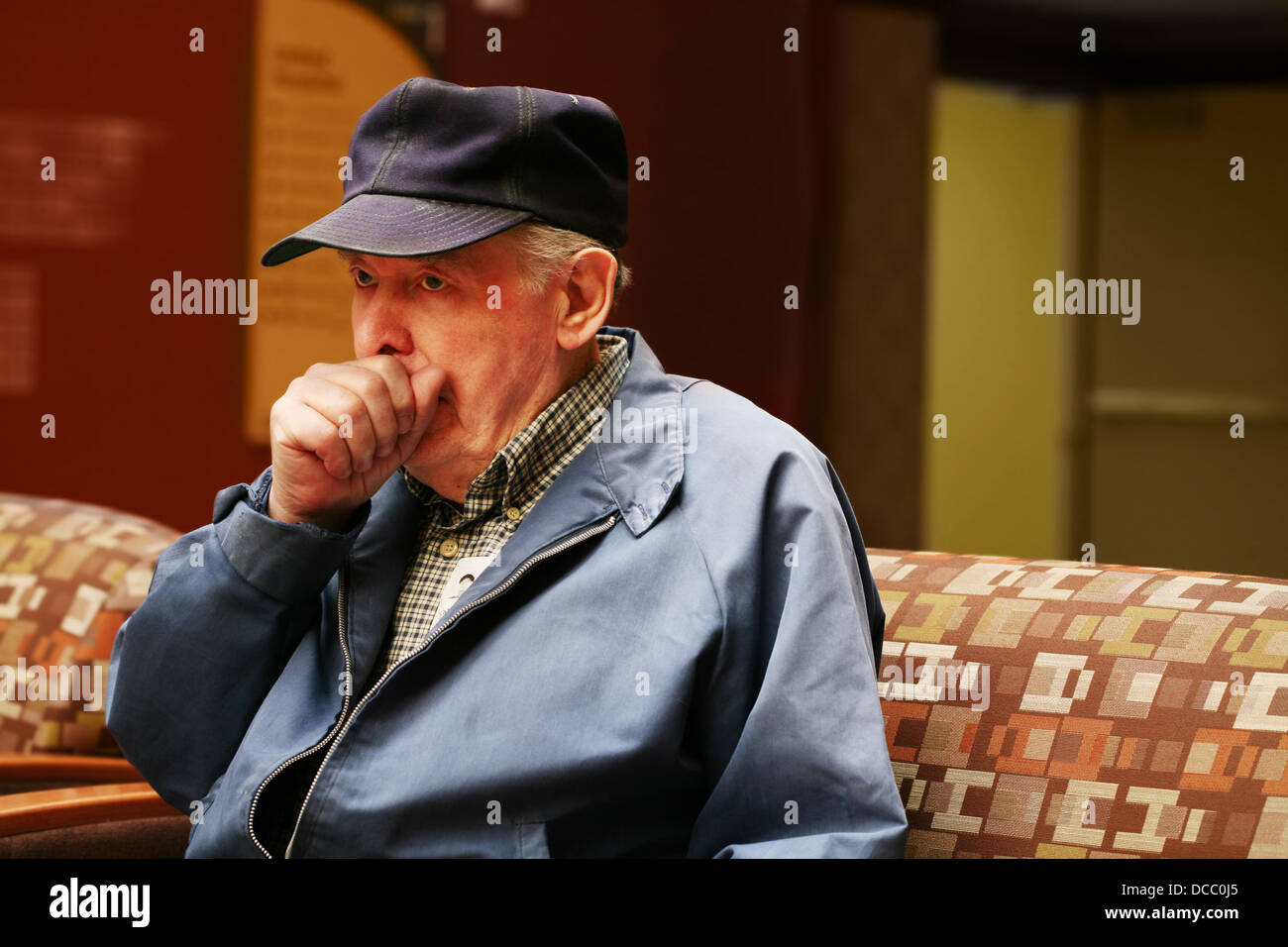 Elderly coughing hospital hi-res stock photography and images - Alamy