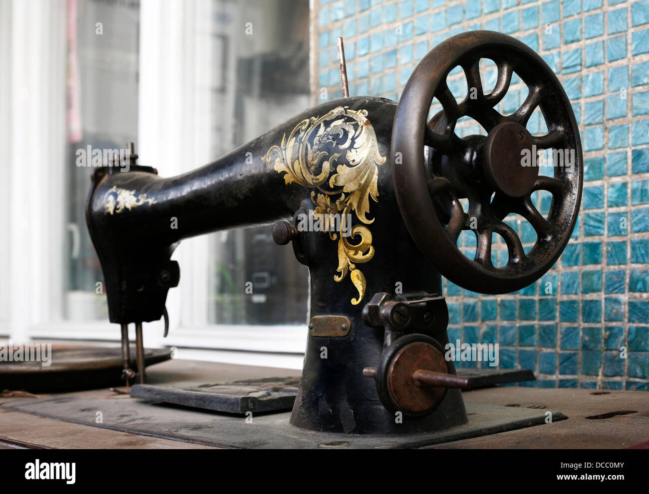 Old sewing machine Stock Photo - Alamy