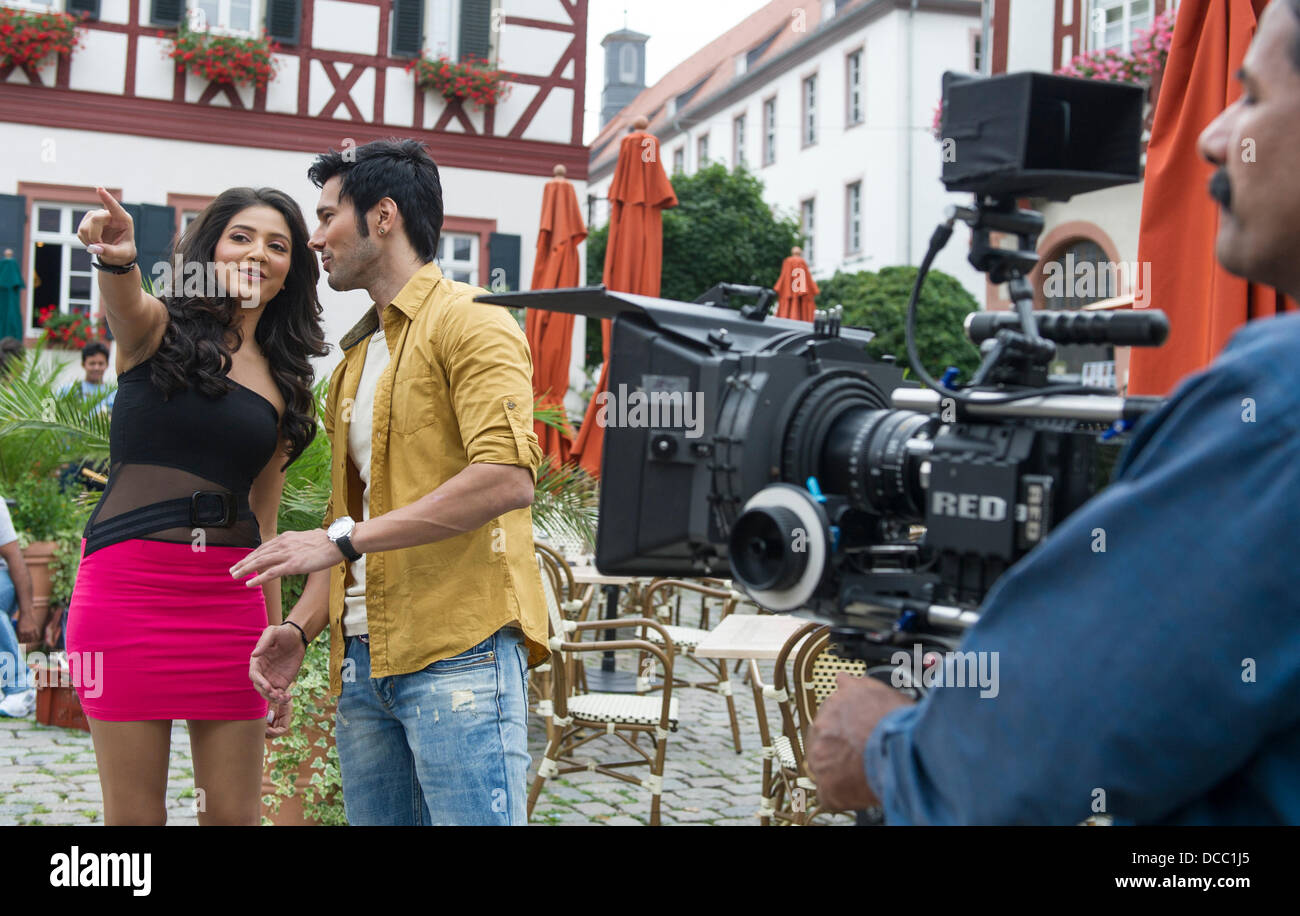 Actors Rajniesh Duggal and Subhashree Ganguly (L) stand on the market ...