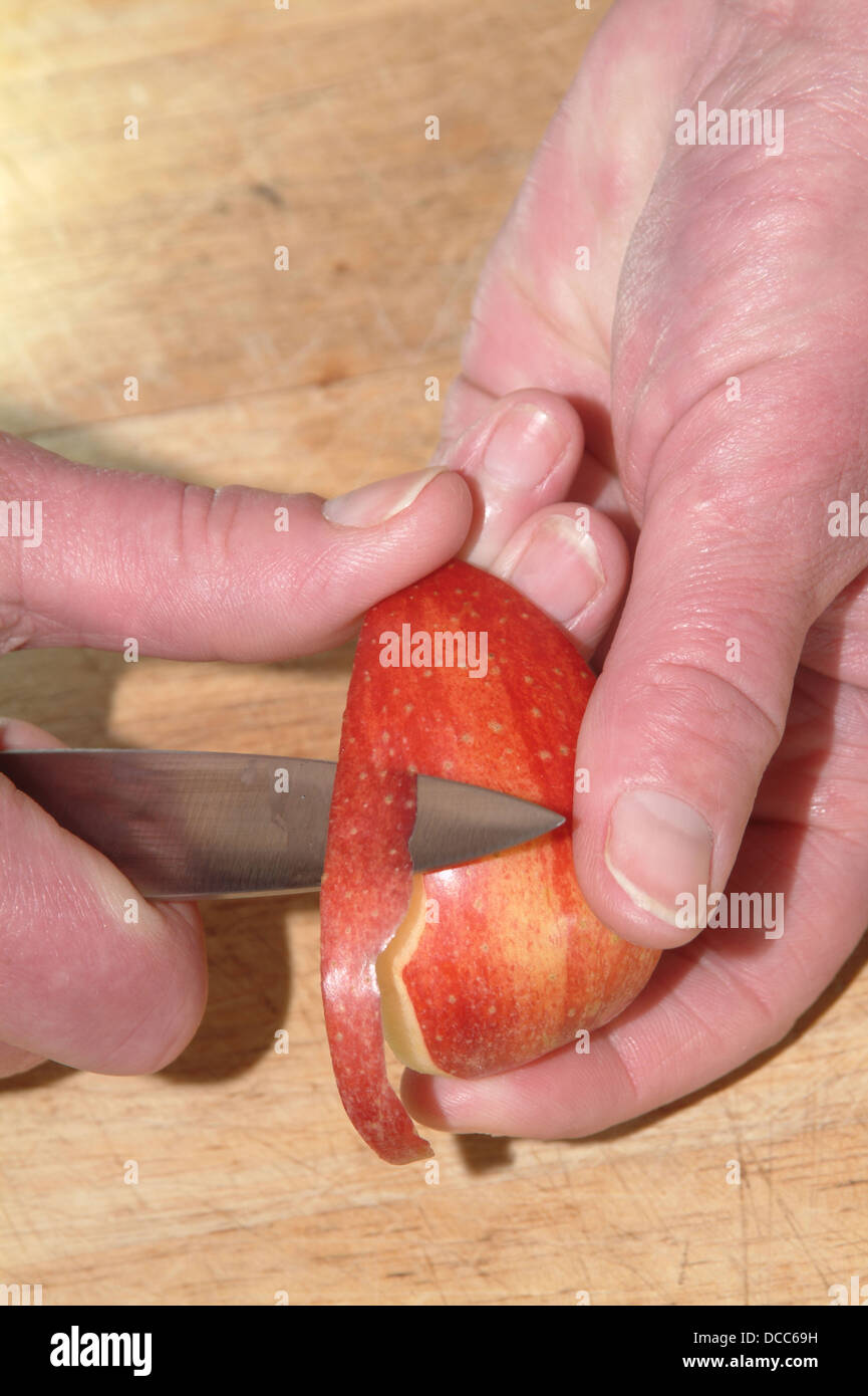 how to cut an apple Stock Photo - Alamy