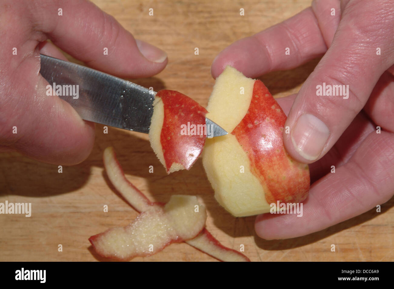 how to cut an apple Stock Photo - Alamy