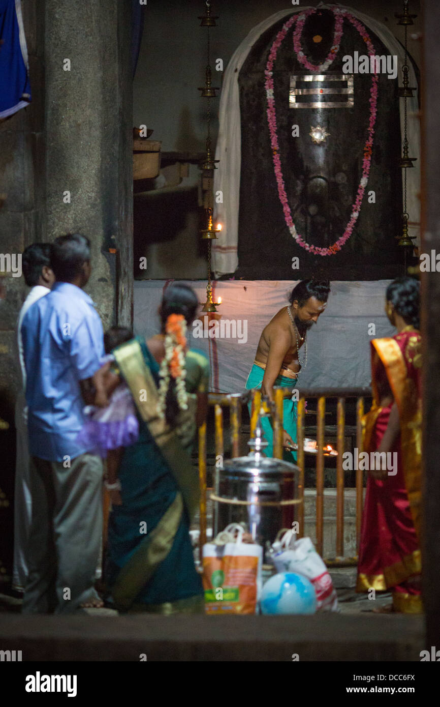 Indian man and woman praying hindu hi-res stock photography and images ...