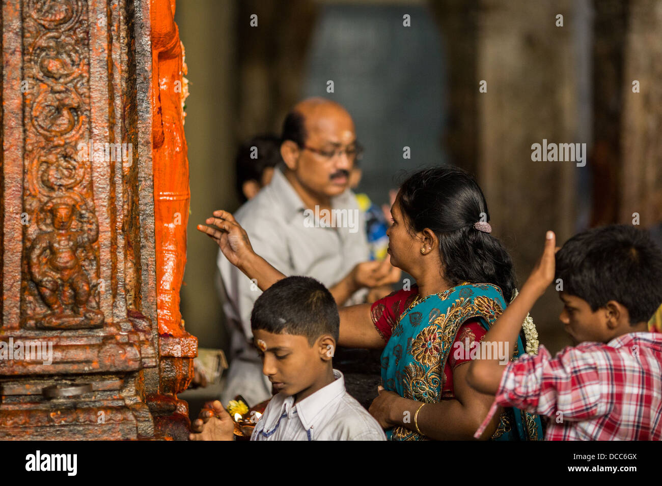 Indian man and woman praying hindu hi-res stock photography and images ...