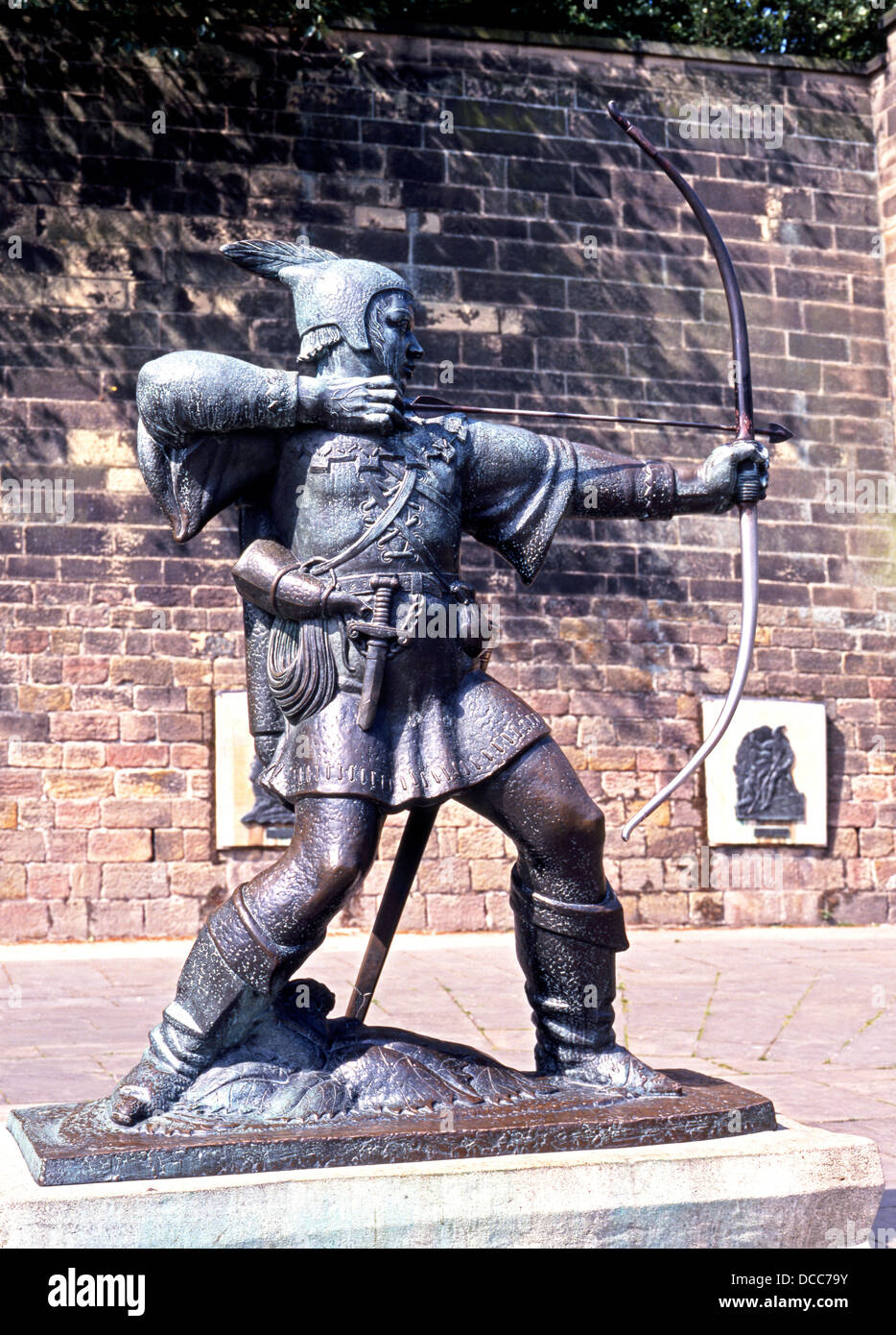 Bronze statue of Robin Hood outside the Castle, Nottingham, England ...