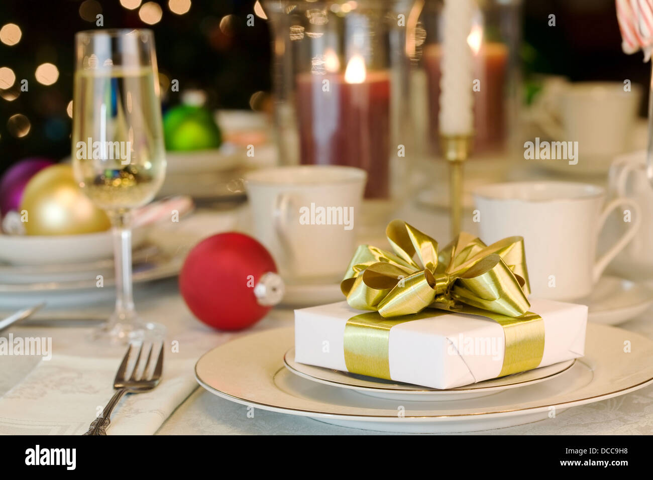 Gold christmas ornament ribbon hi-res stock photography and images - Alamy