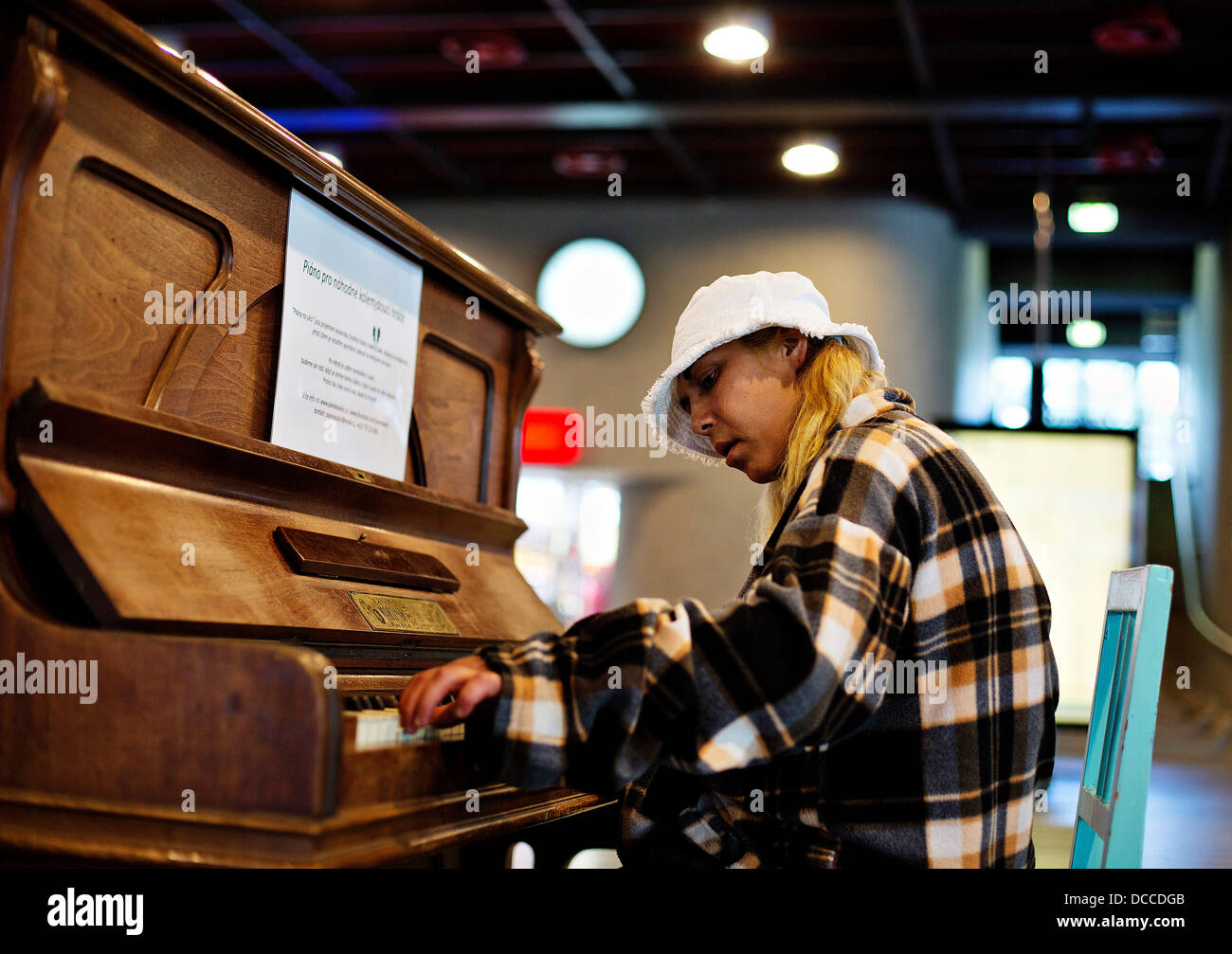 People piano railway station music hi-res stock photography and images ...