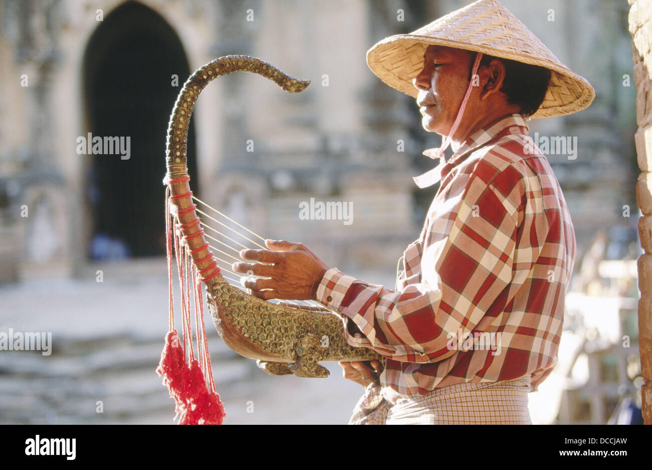 People playing harp hi-res stock photography and images - Alamy