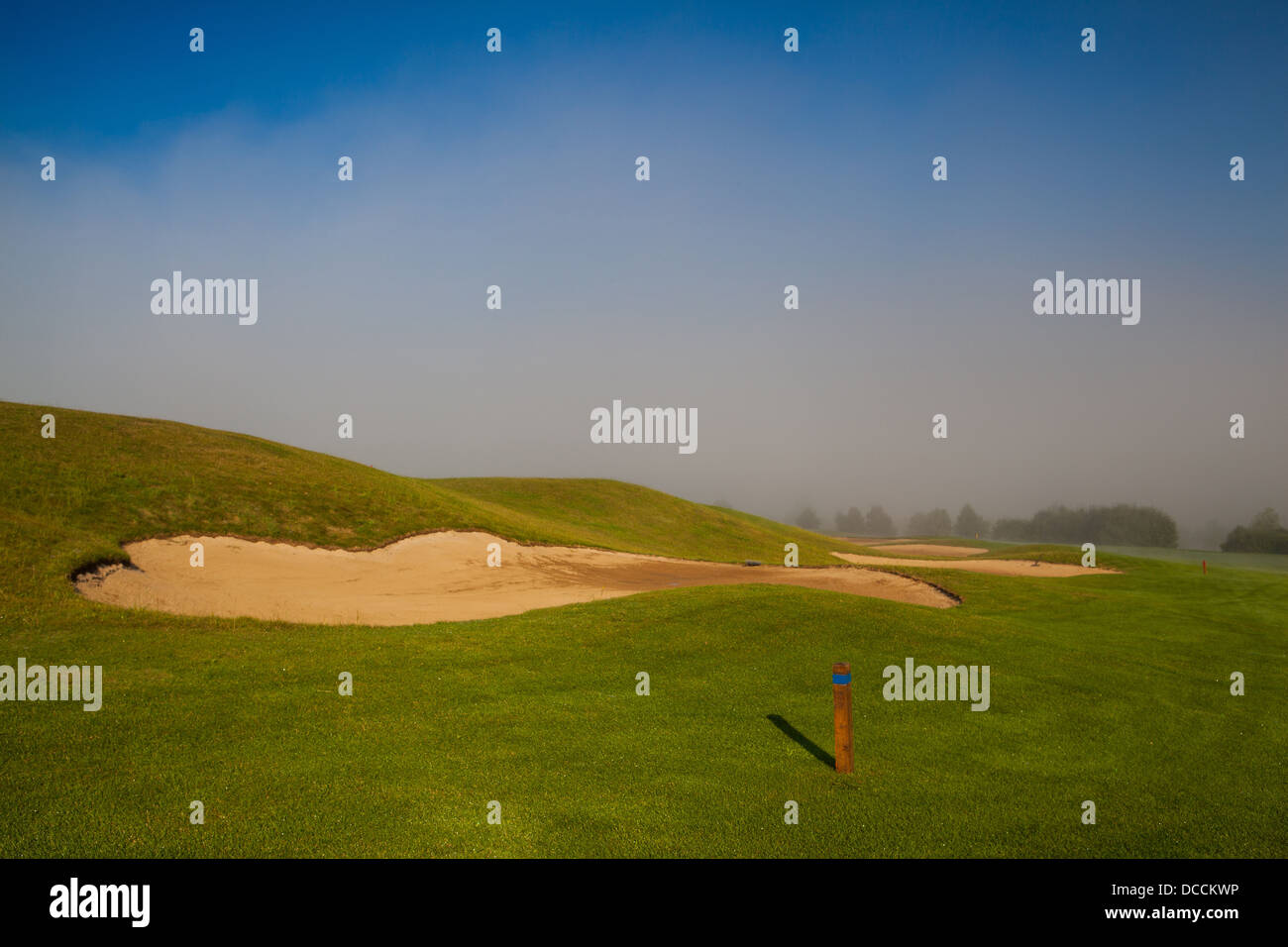 Ball in bunker hi-res stock photography and images - Alamy