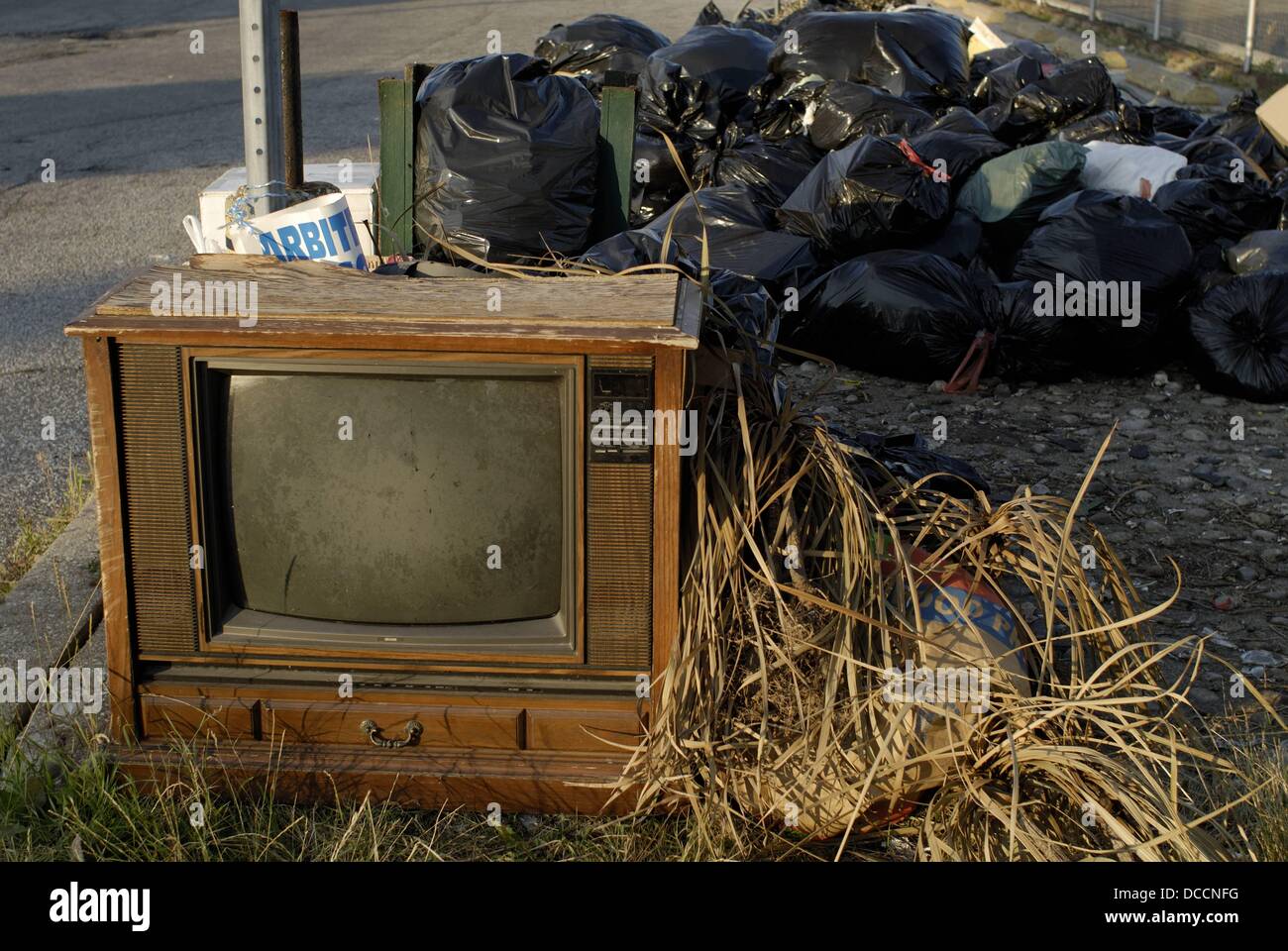 Set up your tv hi-res stock photography and images - Alamy