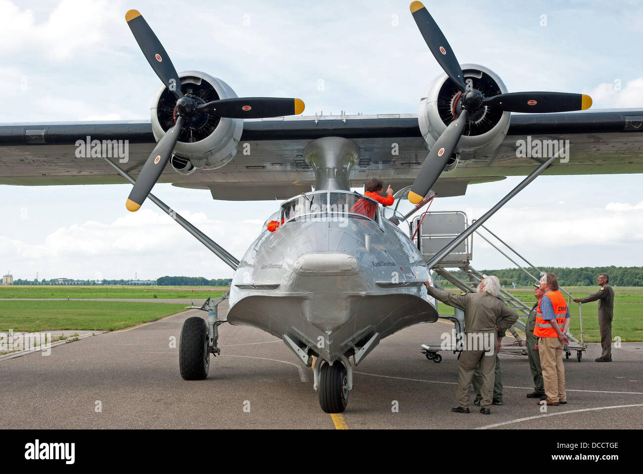 Amphibious flying boat hi-res stock photography and images - Alamy