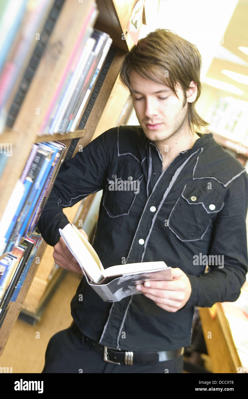 Open books standing up hi-res stock photography and images - Alamy
