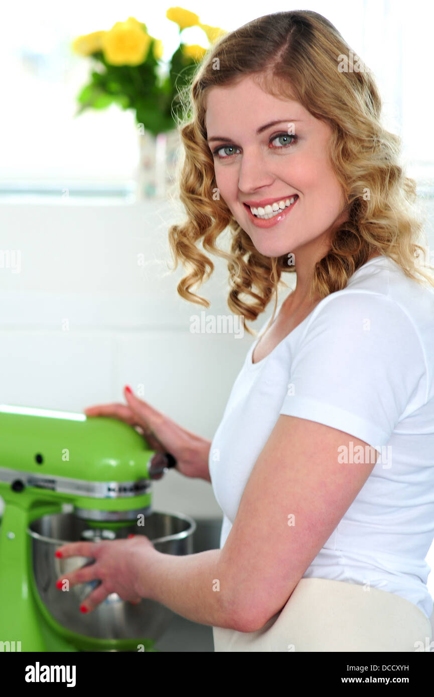 Pretty female chef at work in restaurant kitchen Stock Photo - Alamy