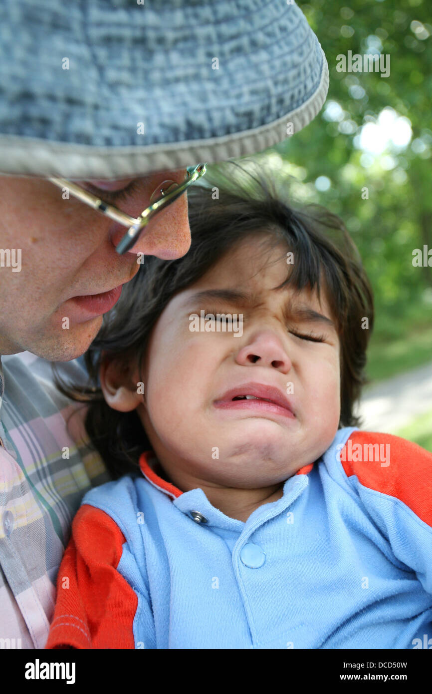 Father consoling crying toddler Stock Photo - Alamy