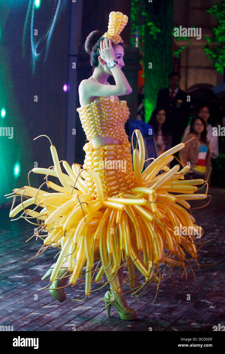 Balloon Fashion Balloon artists Guido Verhoef from Holland, Gary ...
