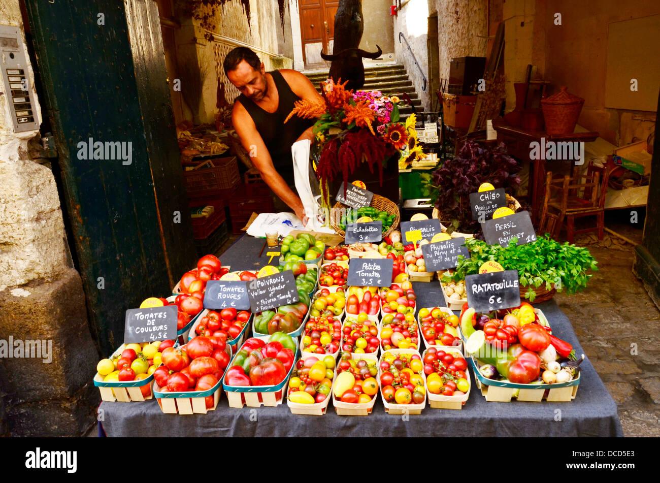 Weekly markets hi-res stock photography and images - Alamy