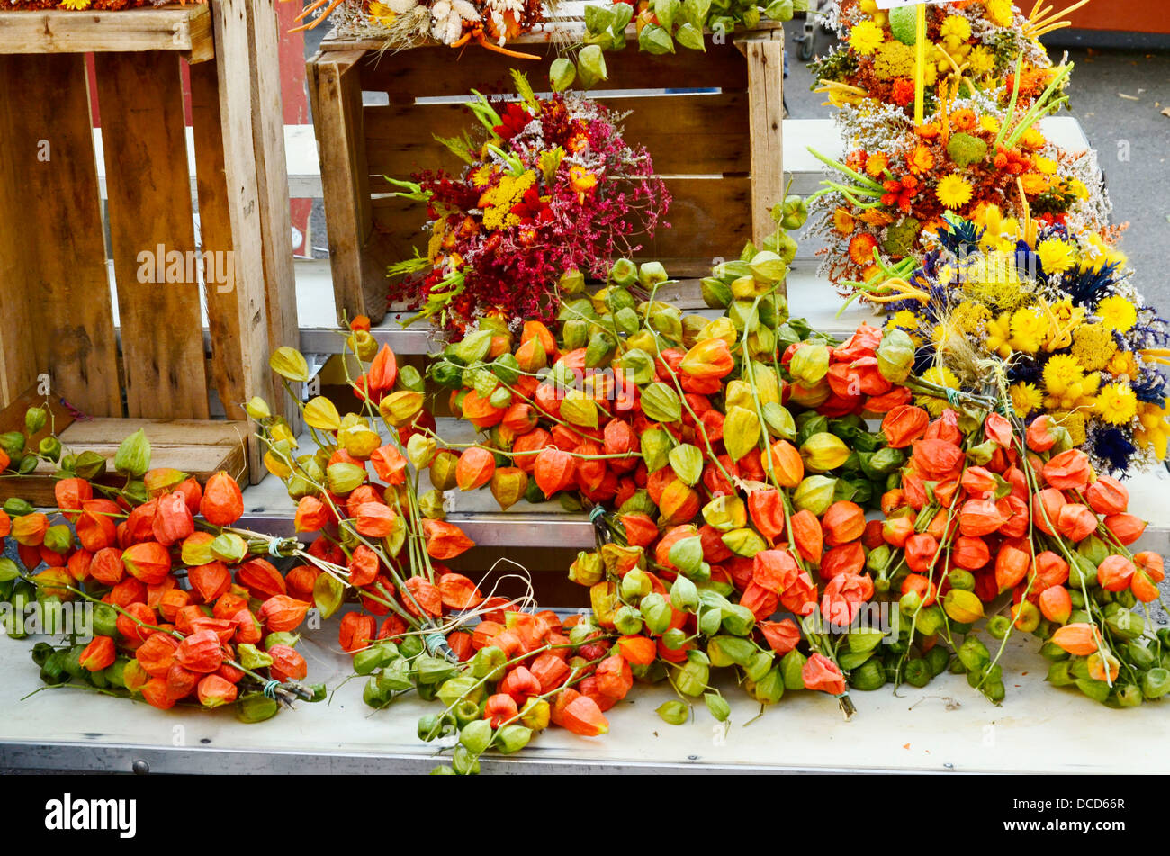 Weekly markets hi-res stock photography and images - Alamy