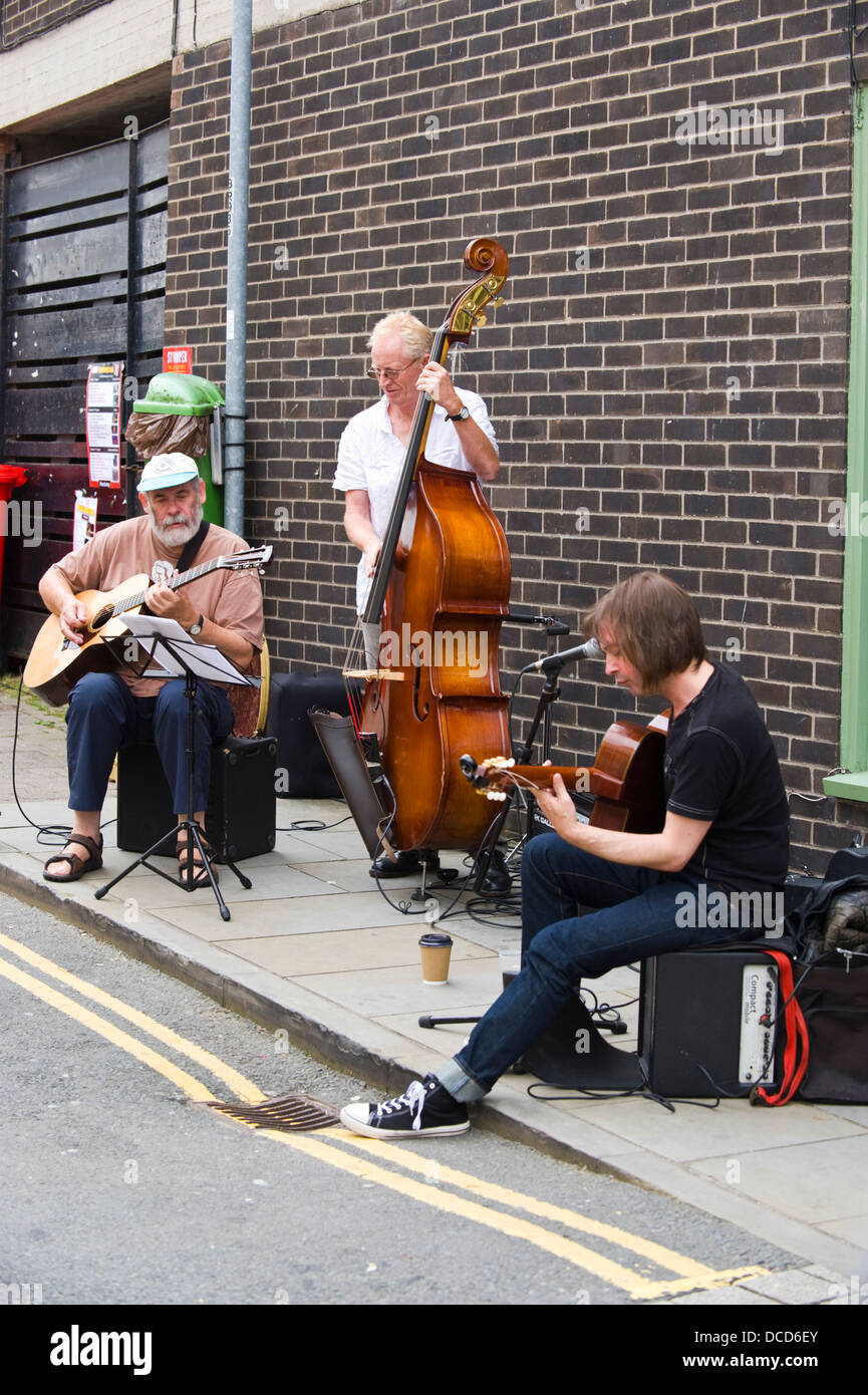 Pavement bass player hi-res stock photography and images - Alamy