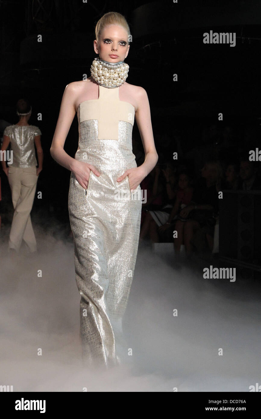 Model Paris Fashion Week Ready to Wear Spring/Summer 2012 - Jean ...