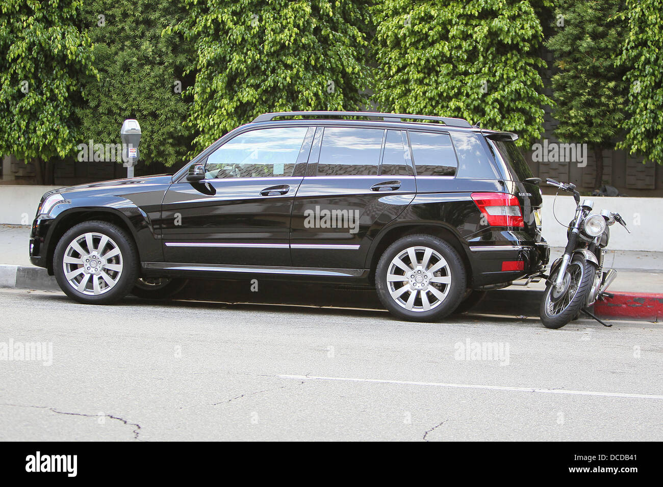 Keanu Reeves returning to the scene and speaking to the Beverly Hills ...