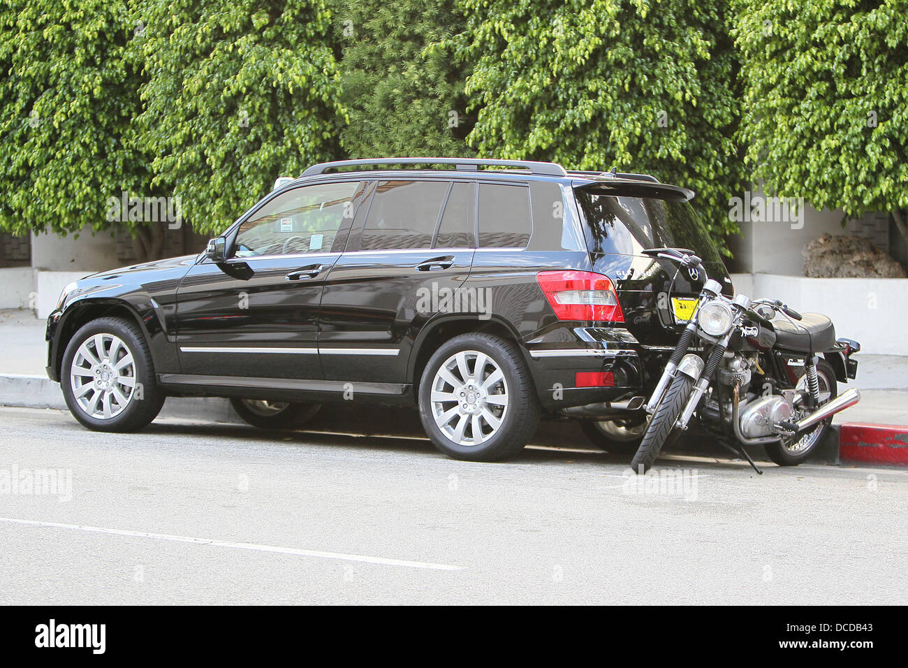 Keanu Reeves returning to the scene and speaking to the Beverly Hills ...