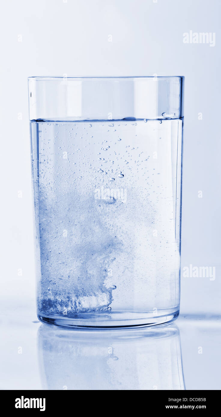 Fizzy tablet glass hi-res stock photography and images - Alamy