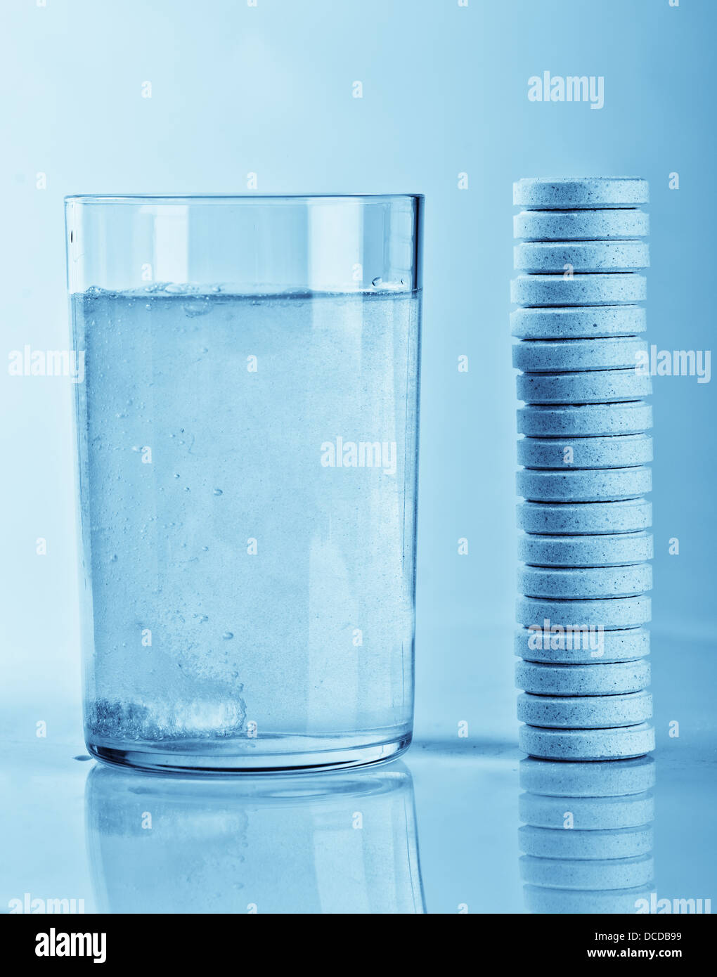 Fizzy tablet glass hi-res stock photography and images - Alamy