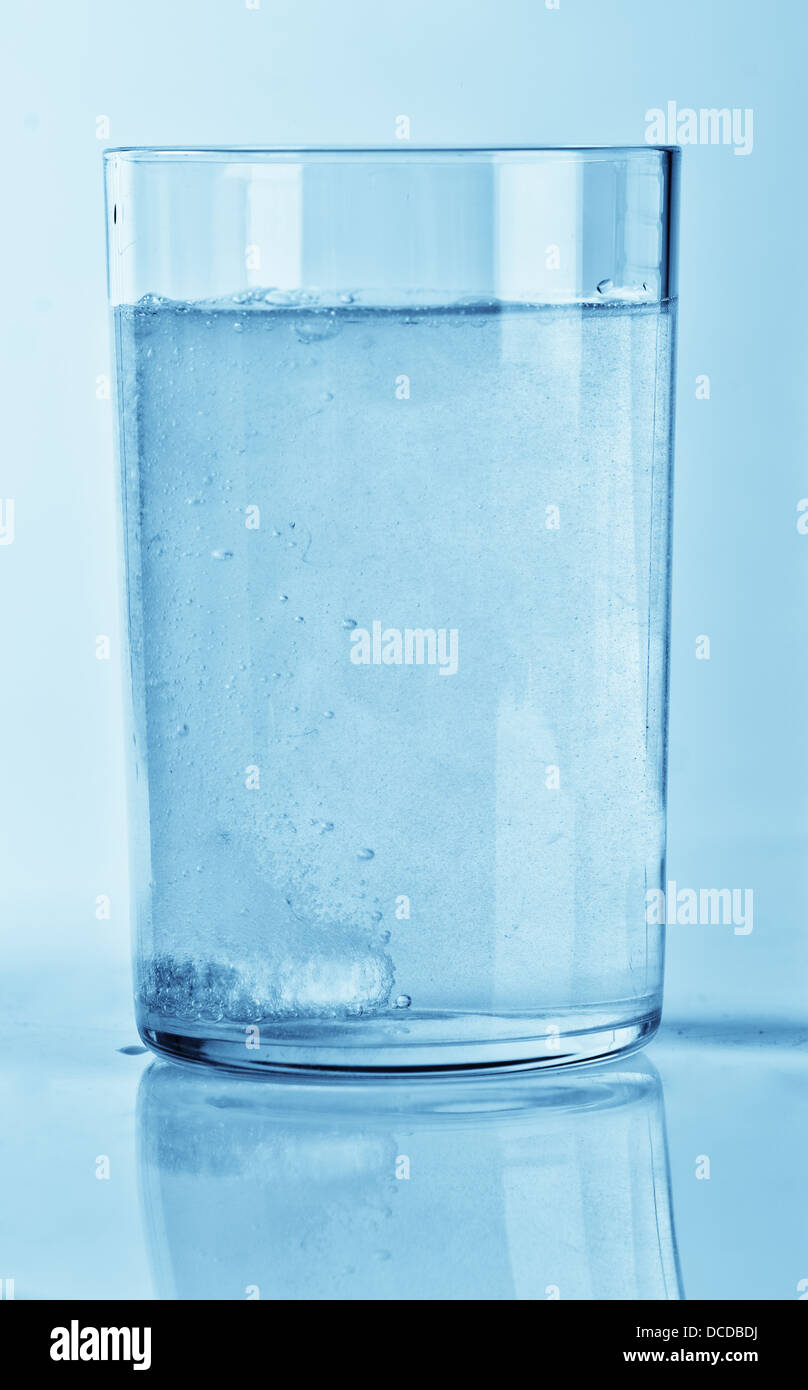 Fizzy tablet in a glass of water Stock Photo - Alamy