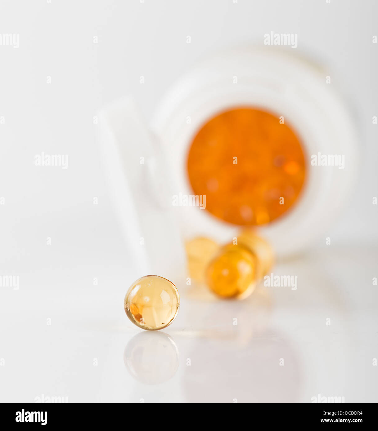 Capsules spilling out of container hi-res stock photography and images ...