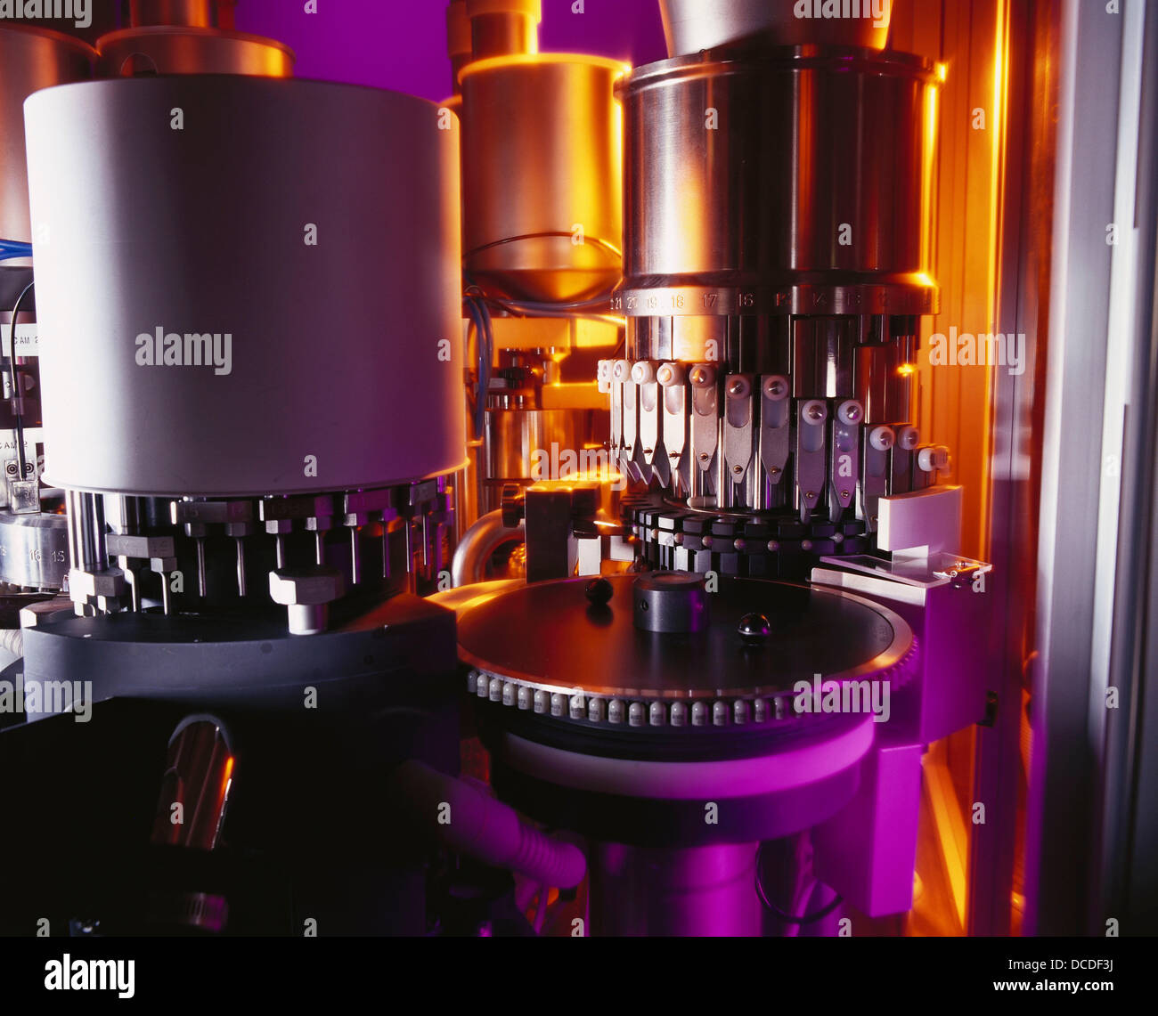 Pharmaceutical manufacturing industry hi-res stock photography and ...