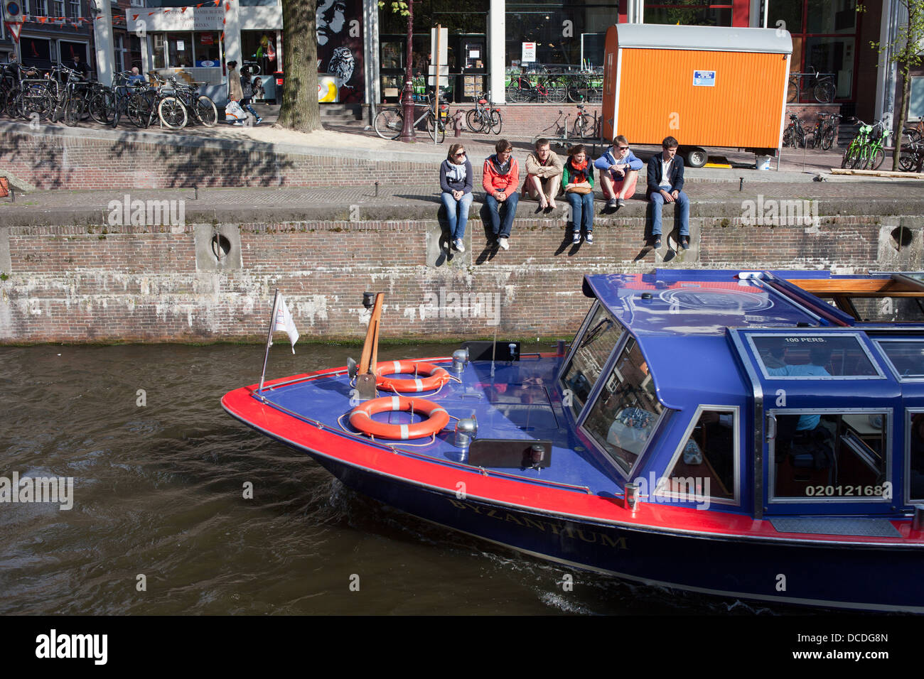 Group of young people watching boat tour along the Korte Prinsengracht ...
