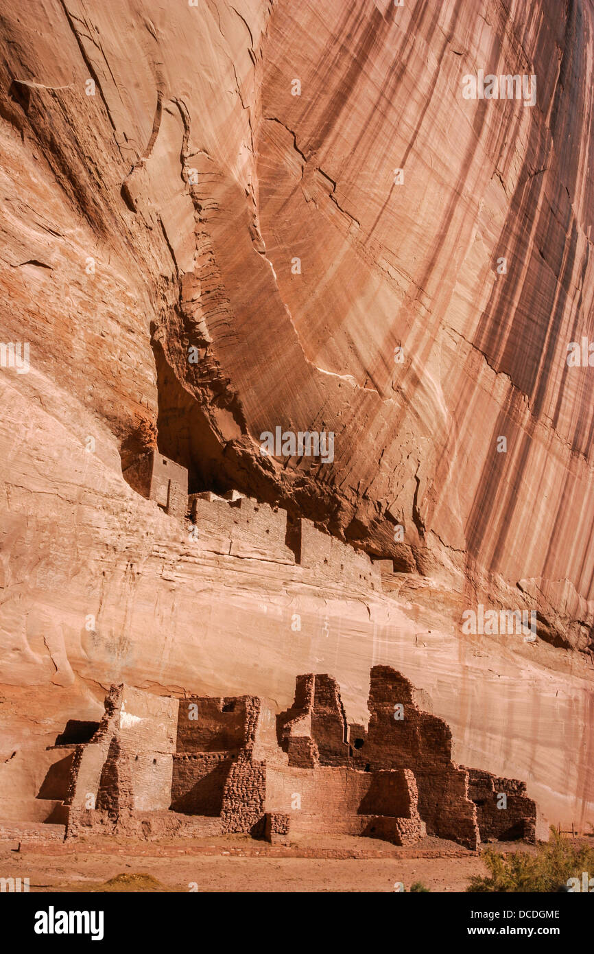 Steep red sandstone cliff face of White House Ruins, Canyon de Chelly ...