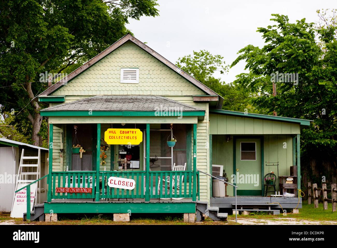 A small store with veranda in Chapel Hill, Texas, USA Stock Photo - Alamy