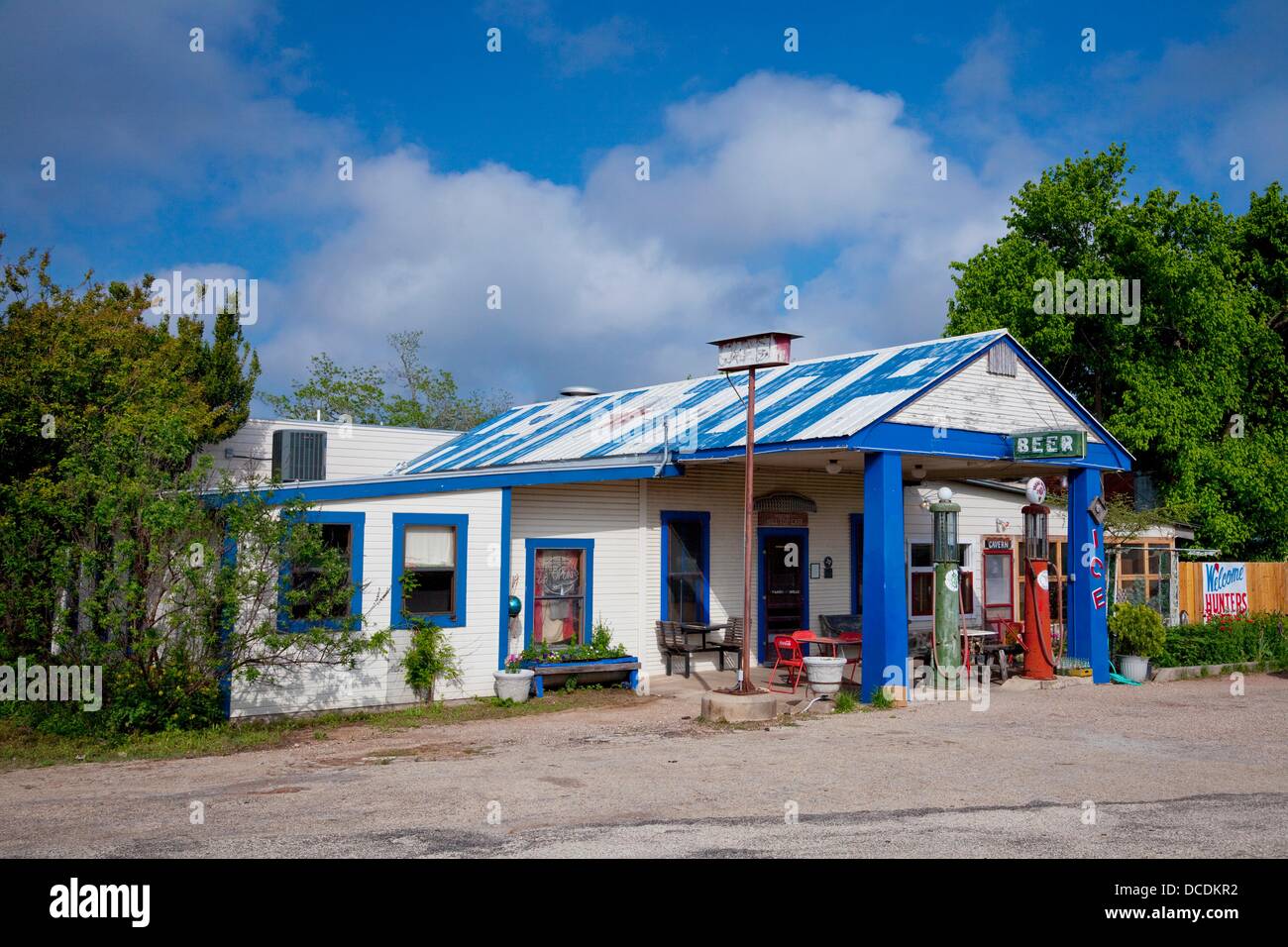 A old country roadside service station near Loyal Valley, Texas, USA ...